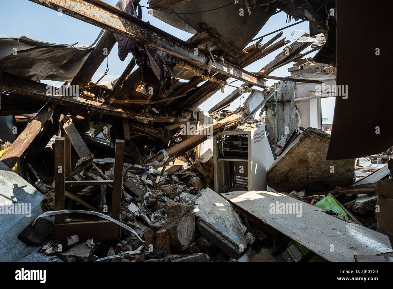Charkiw, Ukraine. 09.. Juli 2022. Ein zerstörtes Dach, das durch ...