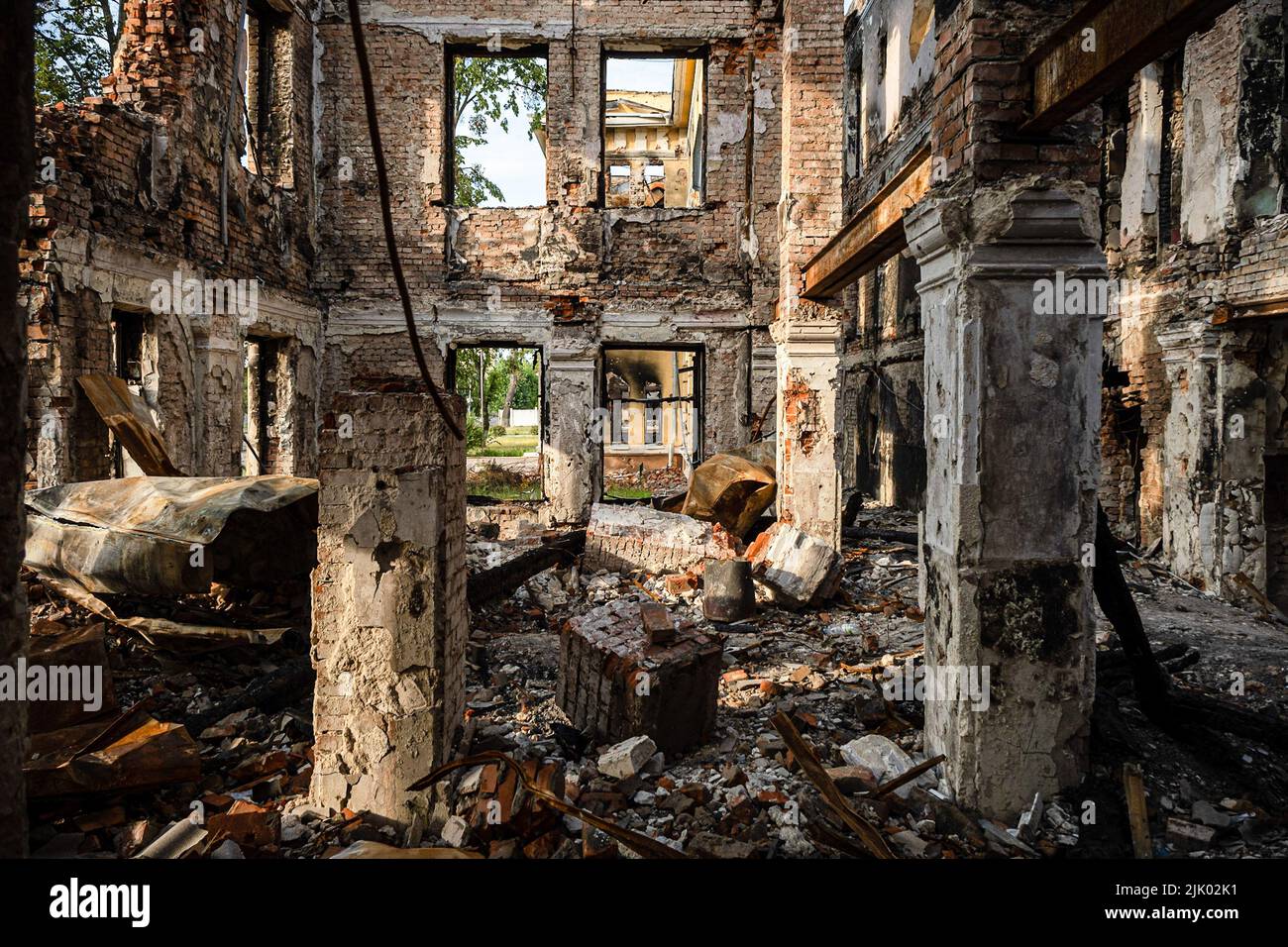 Charkiw, Ukraine. 8.. Juli 2022. Innenansicht der Ruinen einer ...
