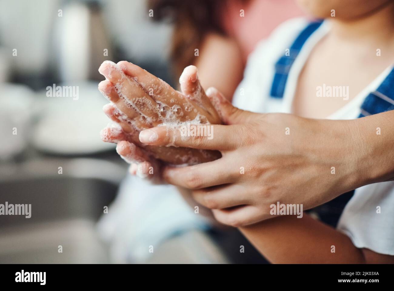 Halten Sie diese Hände keimfrei. Eine unkenntliche Frau hilft ihrer ...