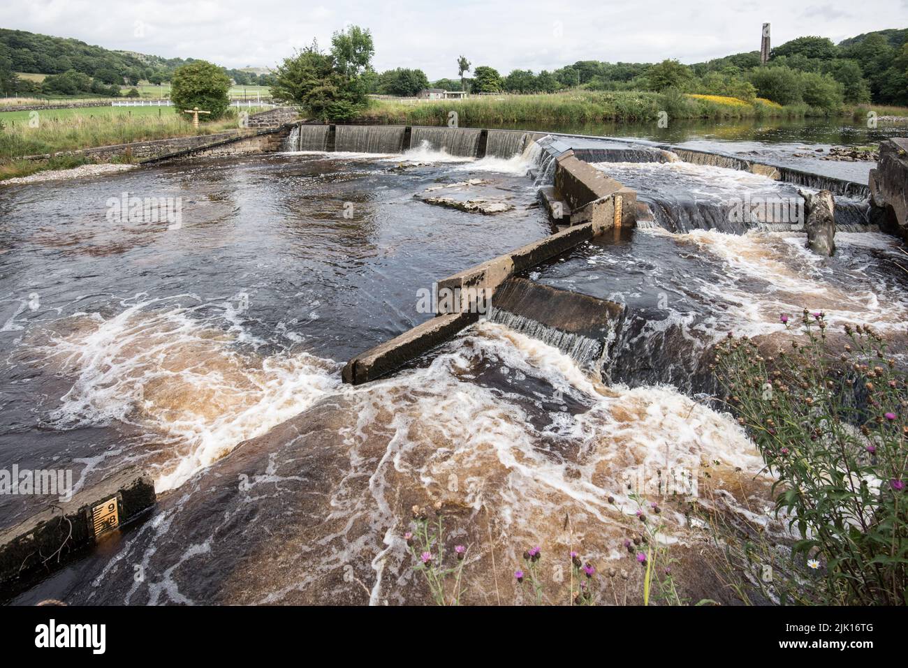 Wehr am River Ribble über Bridge End Mill in Settle, North Yorkshire ...