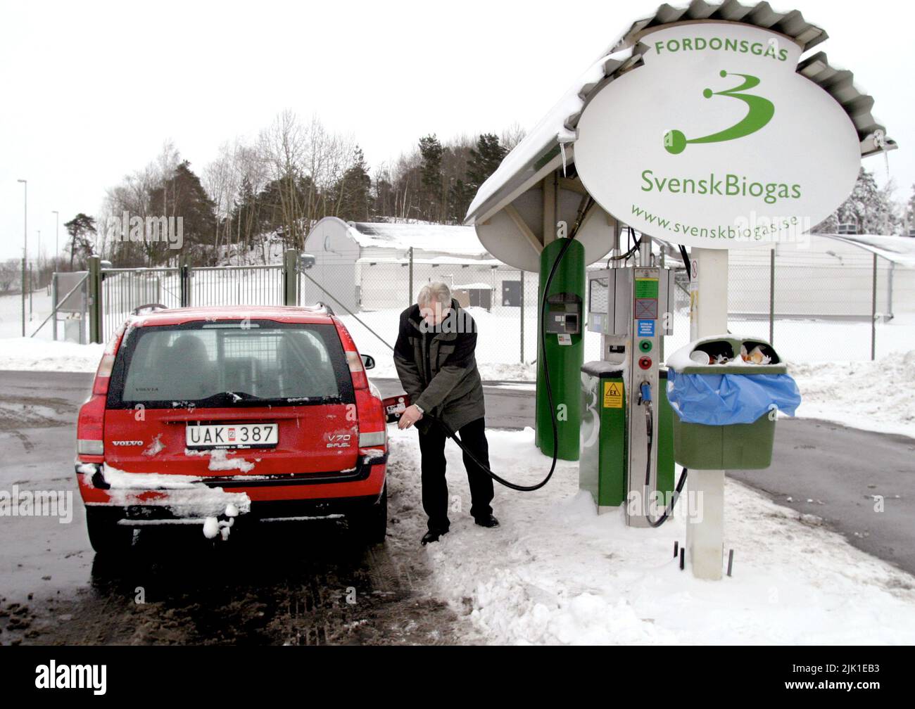 Bei Svensk Biogas, Linköping, Schweden, füllt ein Mensch sein Auto mit ...
