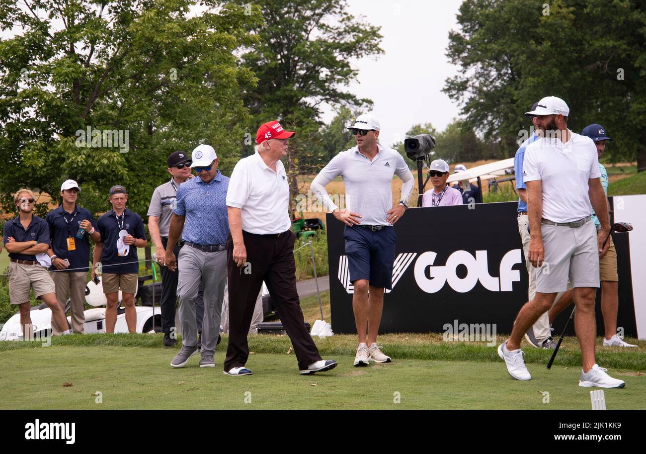 Bedminster, NJ. Carlos Ortiz, Donald Trump und Dustin Johnson beim Pro ...