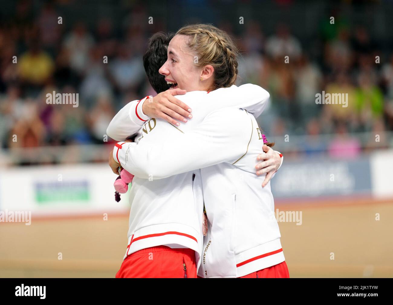 Die Engländerin Sophie Unwin und die Pilotin Georgia holt mit ihren ...