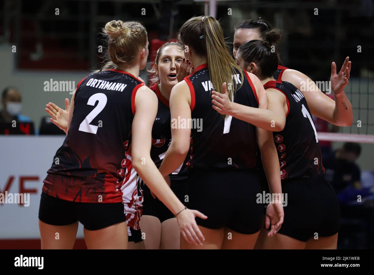 ISTANBUL, TÜRKEI - 02. FEBRUAR 2022: Turk Hava Yollari-Spieler feiern ...