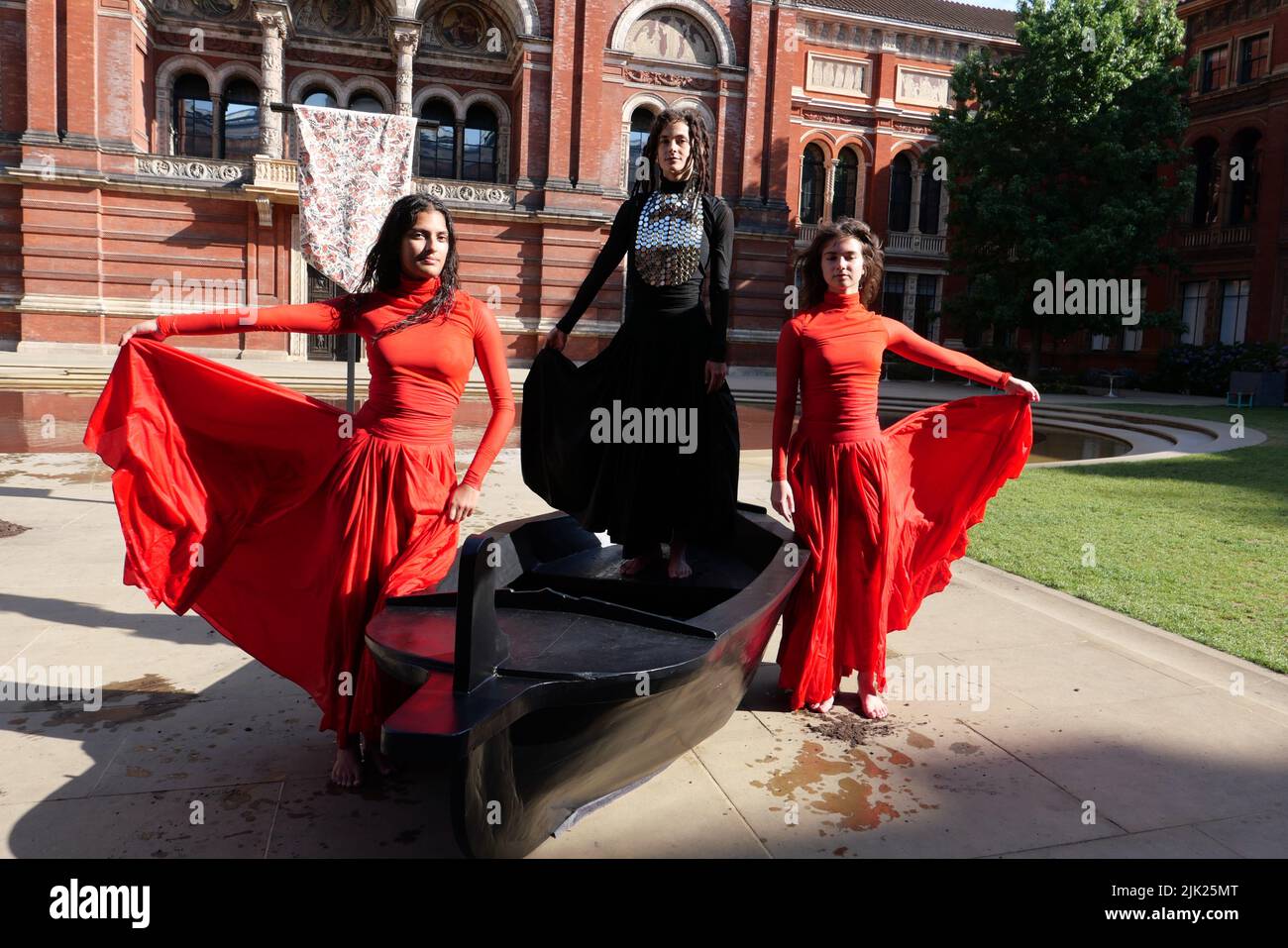 Tänzer Yesica Castellon Jimenez , Sofia Rafiqui und Aishani Ghosh , Im ...