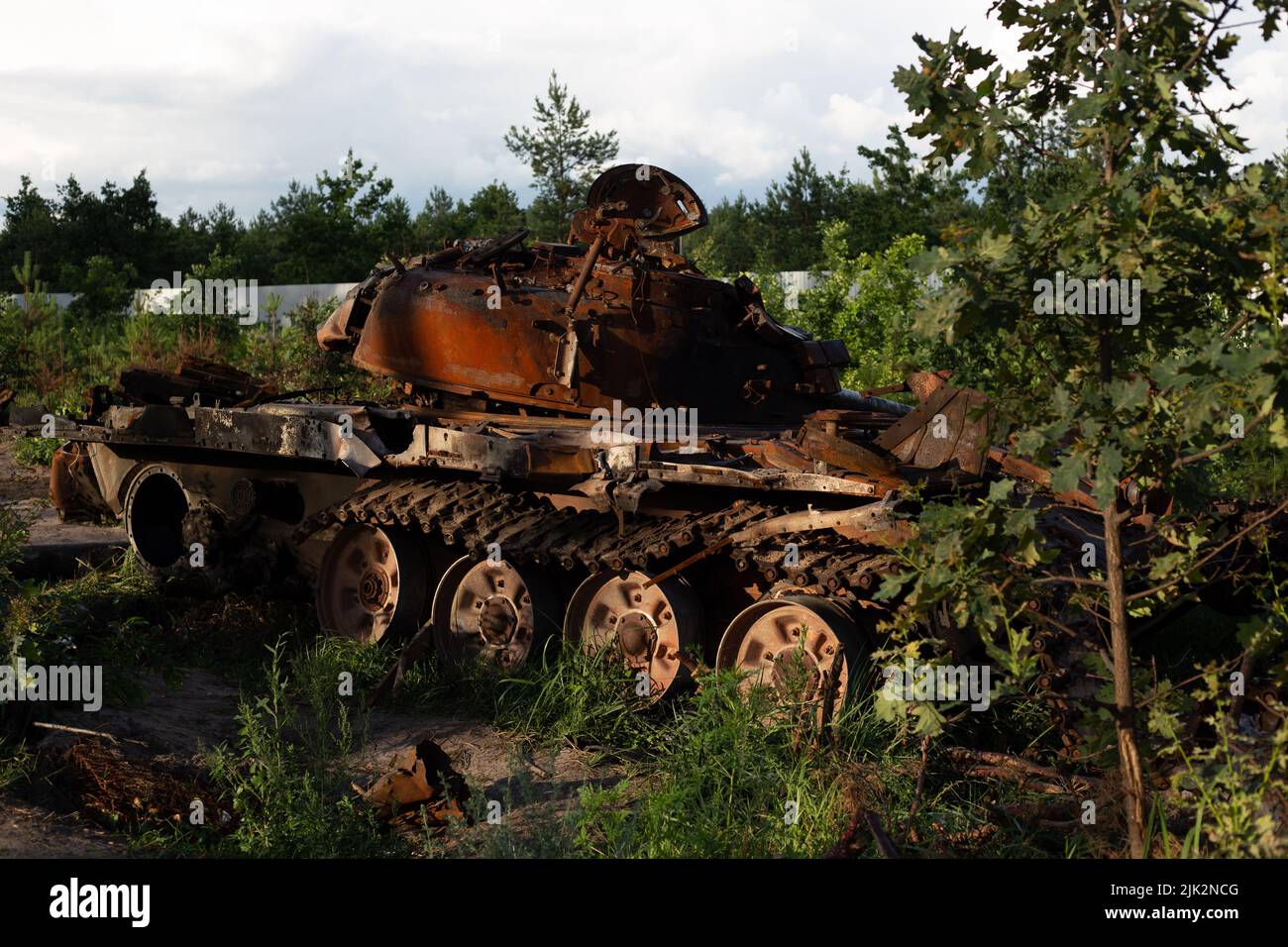 Der zertrümmerte und verbrannte moderne Panzer der russischen Armee in ...