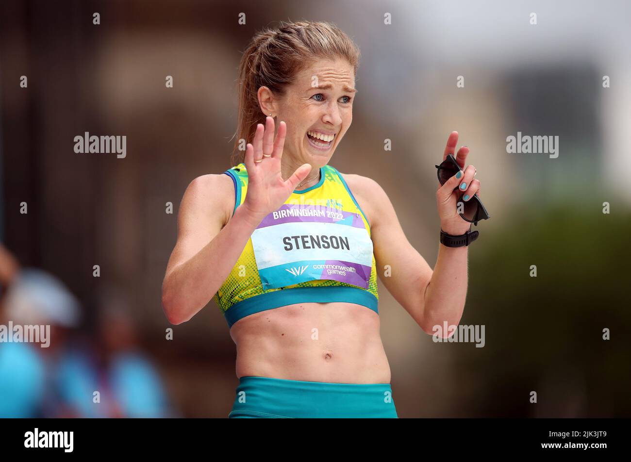 Die australische Jessica Stenson überquert die Linie und gewinnt beim ...