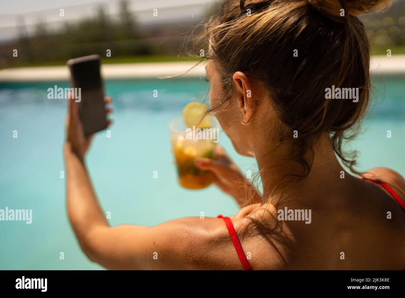 Nahaufnahme Einer Frau Im Roten Bikini Die Im Sommer Ein Selfie Beim Mojito Cocktail Im Pool
