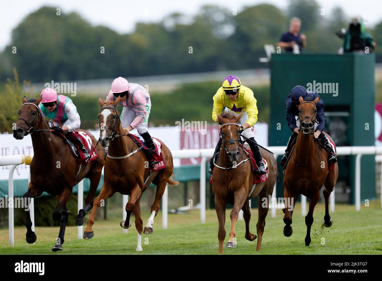 Sea La Rosa (zweite von rechts) mit Jockey Tom Marquand auf dem Weg zum ...