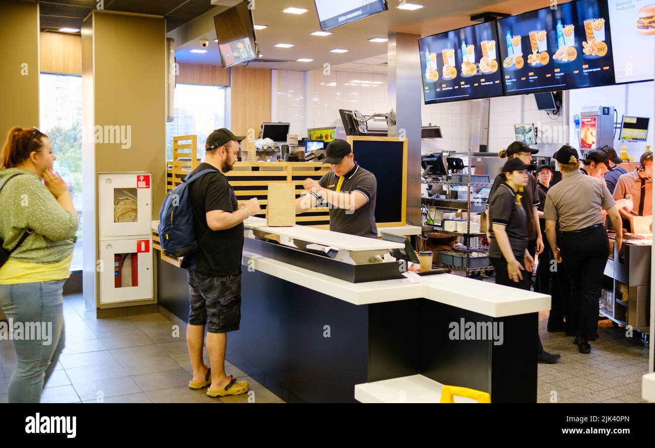 Abholung einer bestellung bei mcdonalds -Fotos und -Bildmaterial in hoher Auflösung – Alamy
