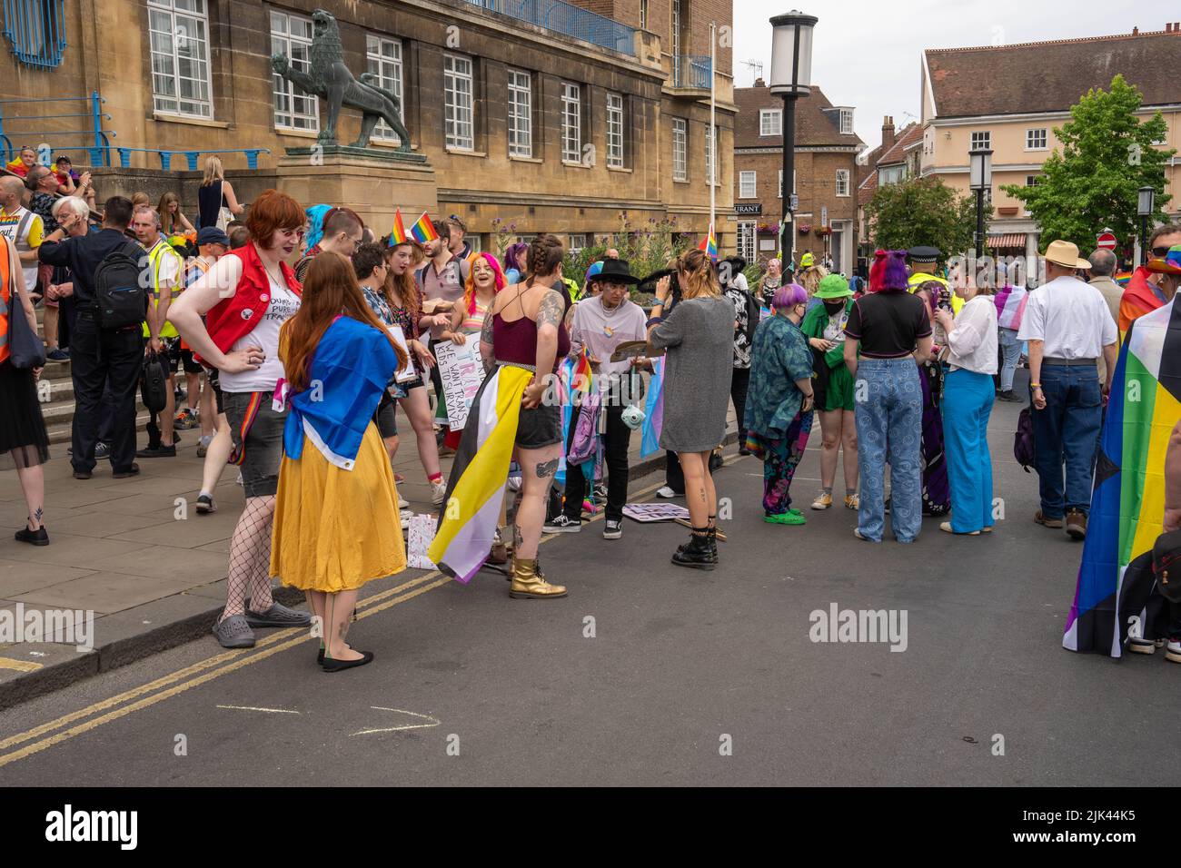 Menschen, die an der Bordwand warten und auf den lgbt-Pride-marsch nach ...