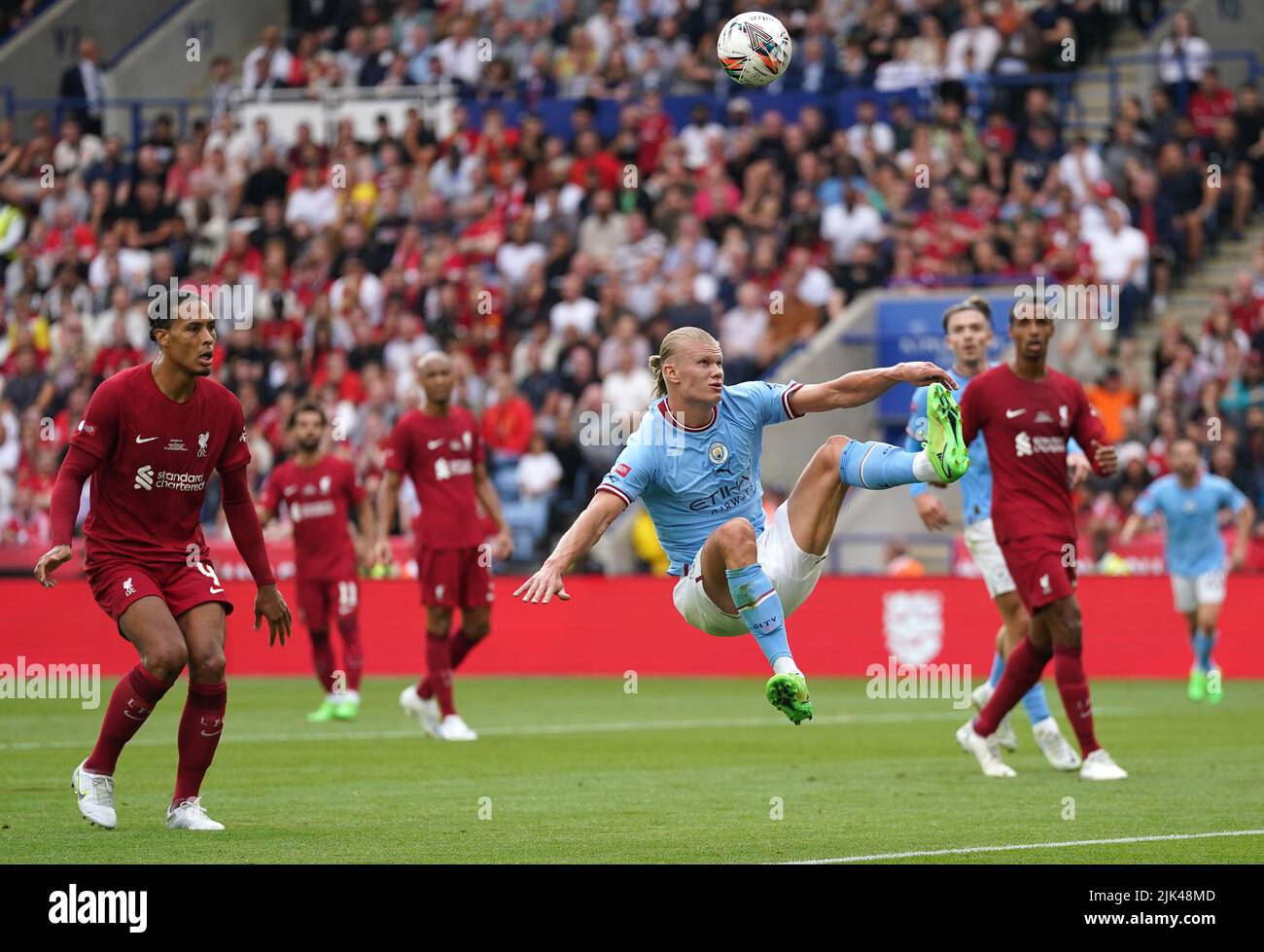 Erling Haaland (Mitte) von Manchester City versucht beim Spiel mit dem ...