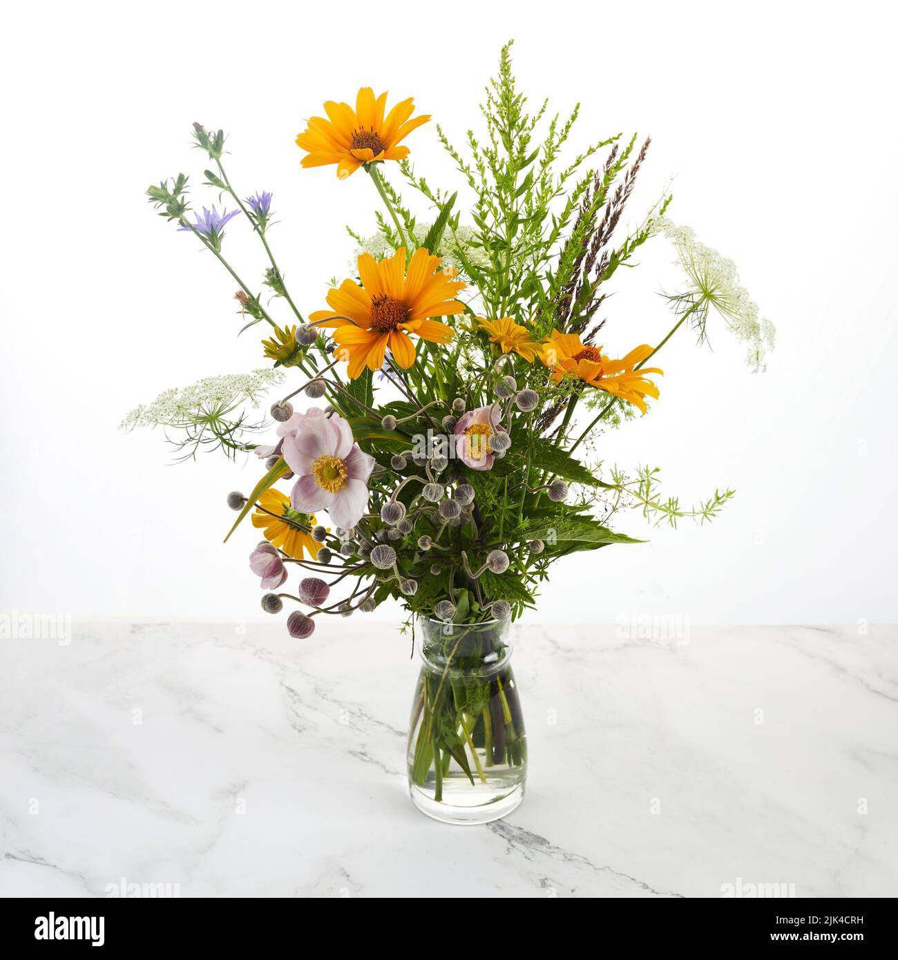 Wildflower bouquet -Fotos und -Bildmaterial in hoher Auflösung – Alamy