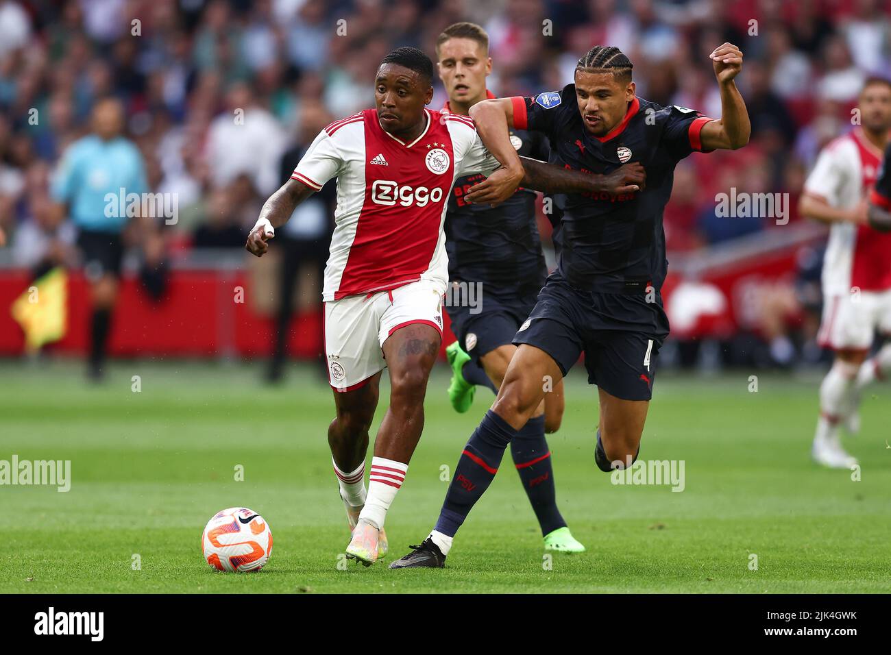 AMSTERDAM - (lr) Joey Veerman von PSV Eindhoven, Steven Bergwijn von Ajax, Armando Obispo oder ...