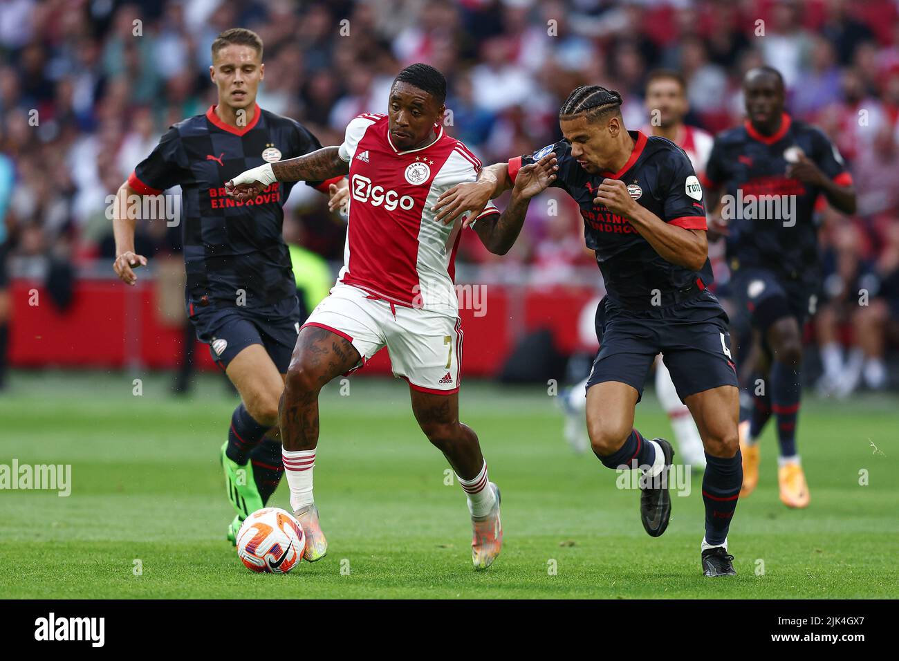 AMSTERDAM - (lr) Joey Veerman von PSV Eindhoven, Steven Bergwijn von Ajax, Armando Obispo oder ...