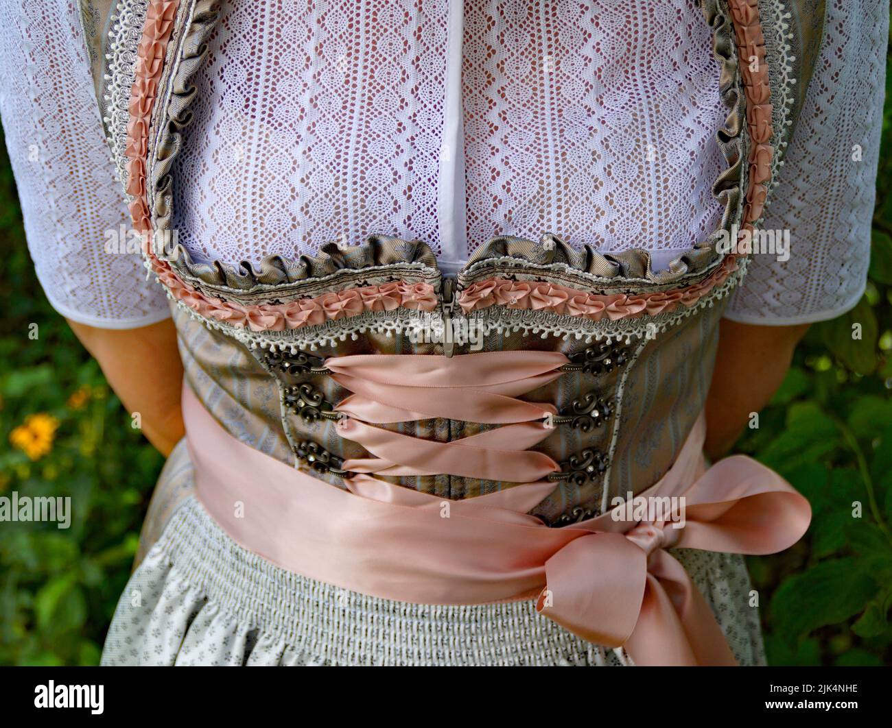 Eine Frau in einem schönen traditionellen bayerischen Dirndl-Kleid ...
