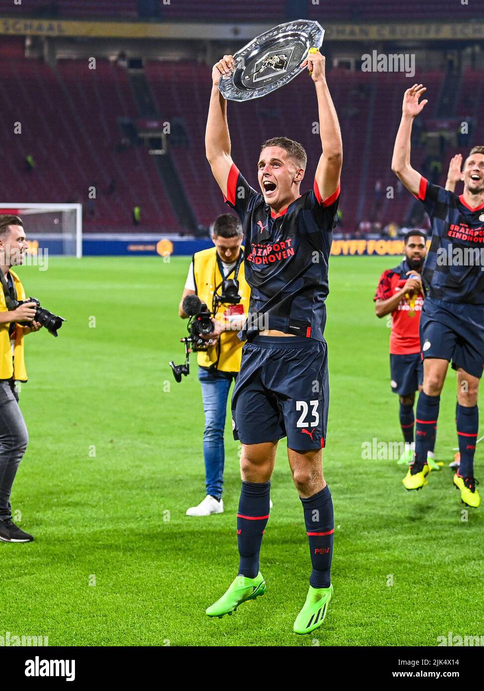AMSTERDAM - Joey Veerman vom PSV Eindhoven feiert den Sieg beim Johan ...