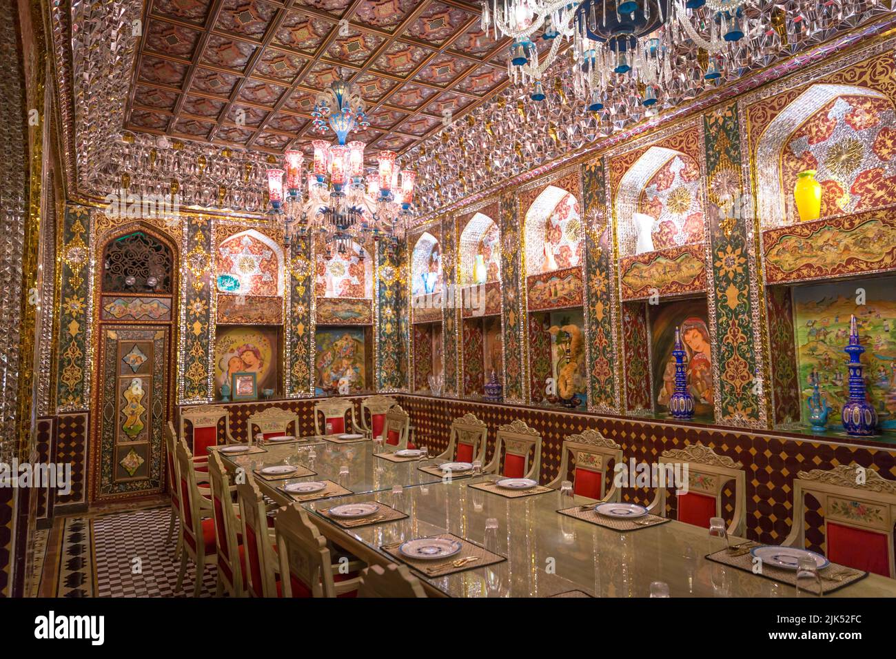 Doha, Katar - 2018, januar, 18. - das Innere des Parisa Restaurante ...