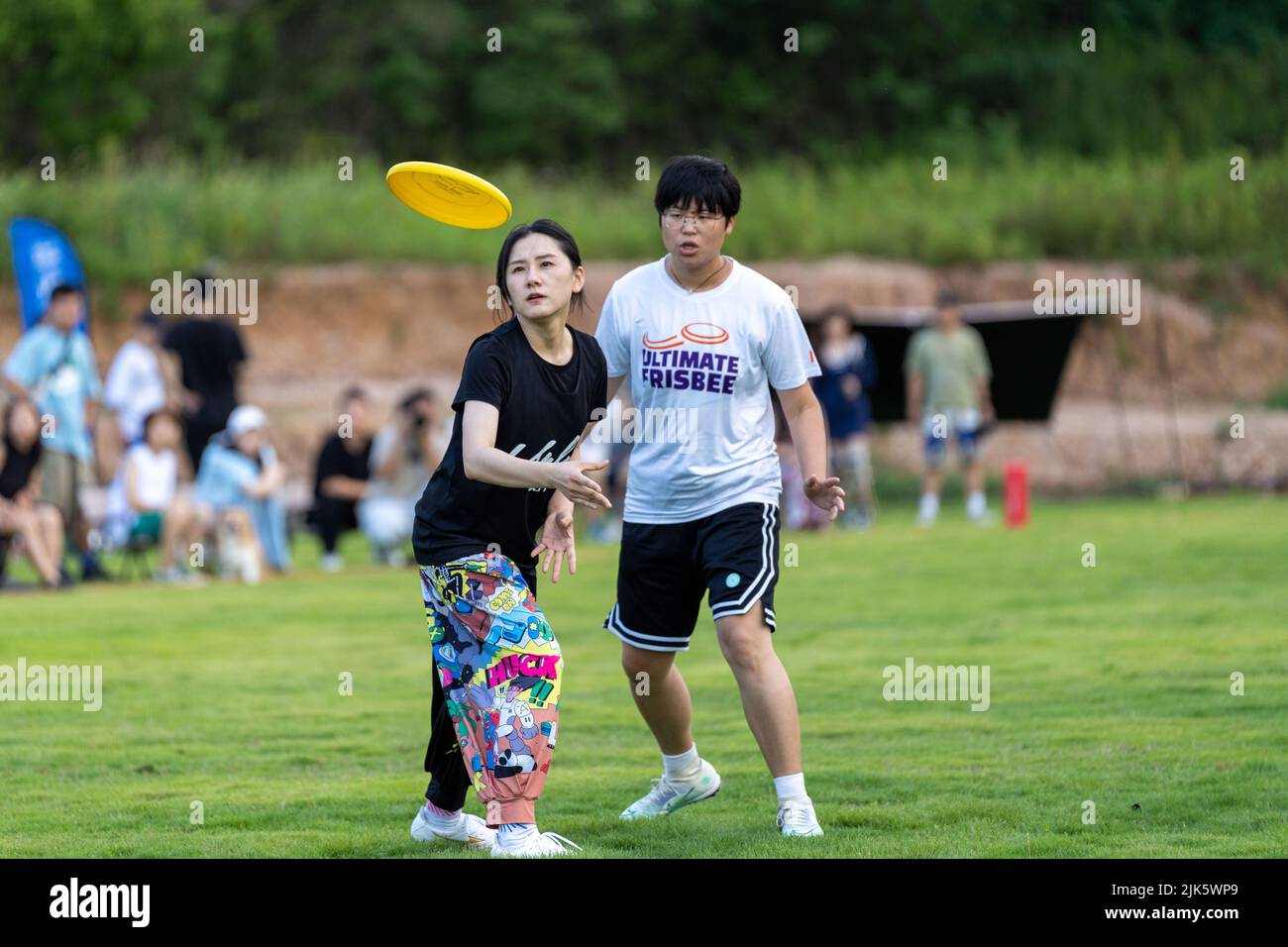 HEFEI, CHINA - 30. JULI 2022 - Frisbee-Enthusiasten treten am 30. Juli ...