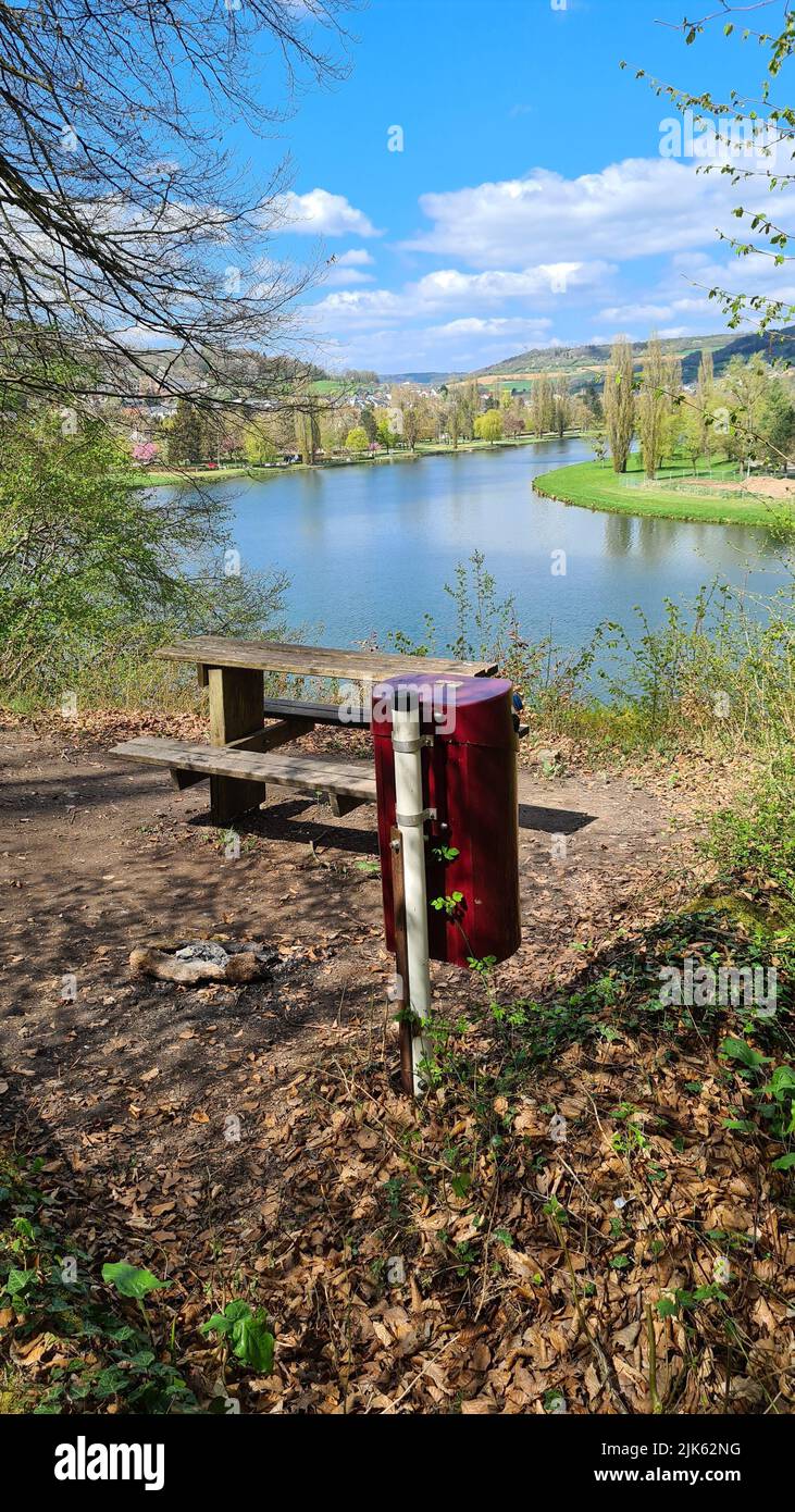 Alte Weinberge in Rosport im Moseltal an der Grenze zwischen Luxemburg ...