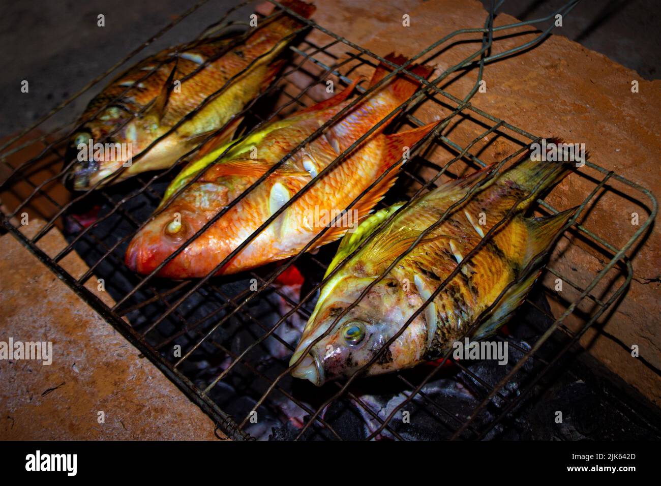 Gegrillter Fisch Nil Tilapia auf Holzkohlegrill gegrillter Fisch Nil ...