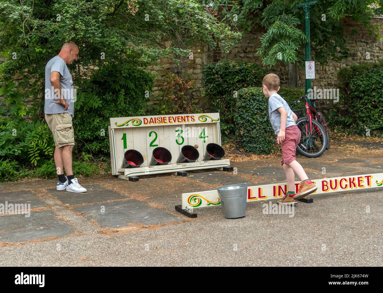 Mann besucht stand -Fotos und -Bildmaterial in hoher Auflösung – Alamy