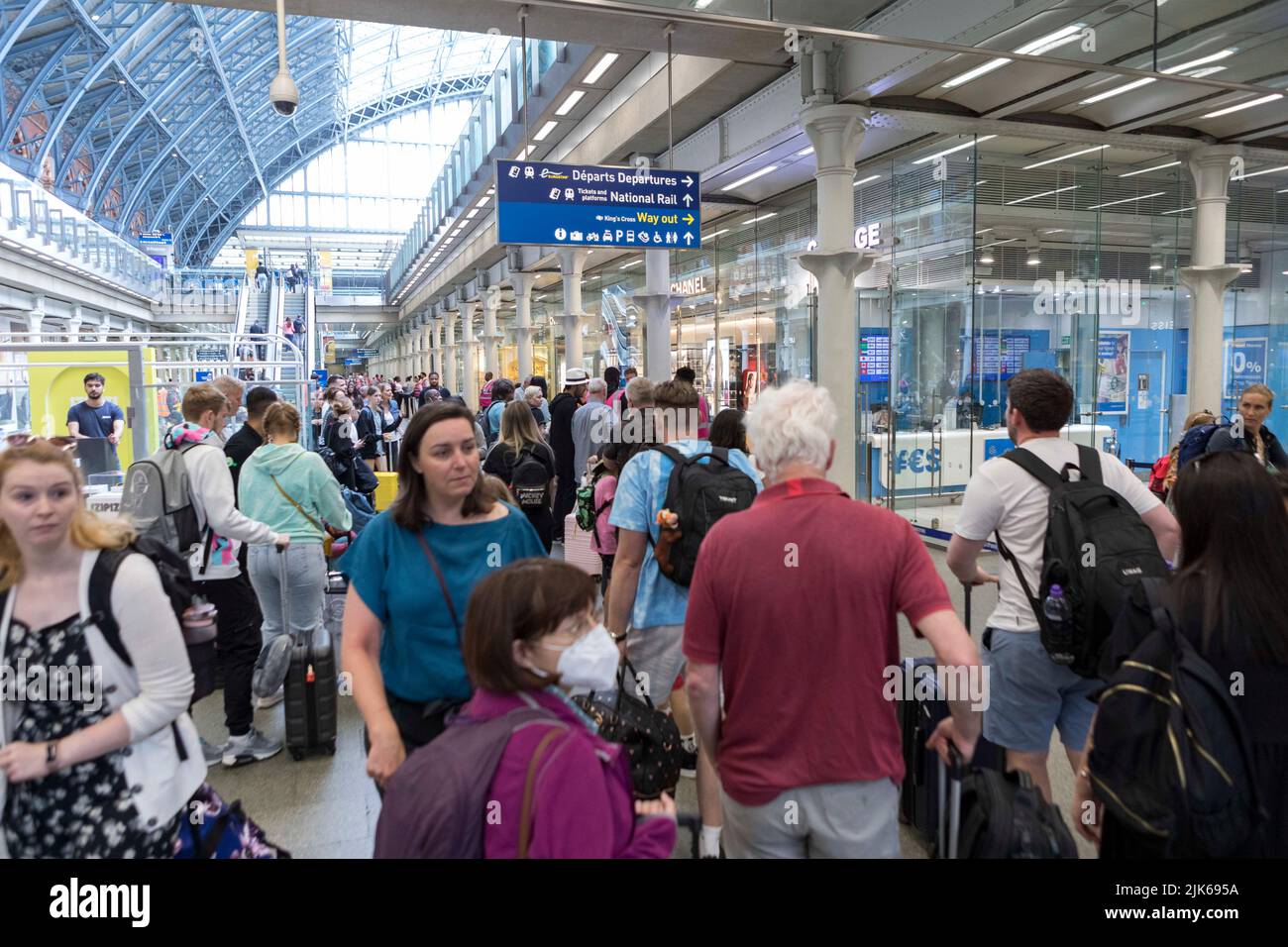 Die King’s Cross St. Pancras ist heute Morgen sehr voll. Am Abflugsteig ...