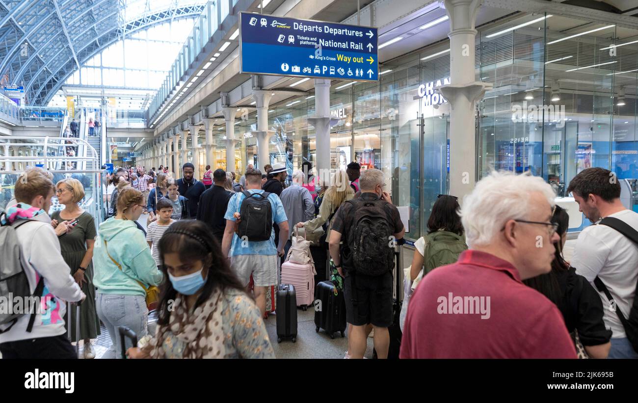 Die King’s Cross St. Pancras ist heute Morgen sehr voll. Am Abflugsteig ...