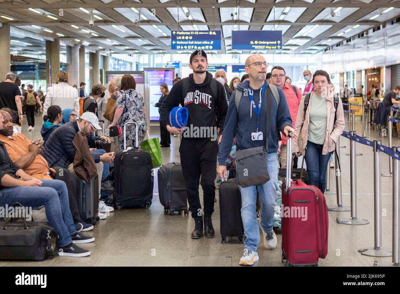 Die King’s Cross St. Pancras ist heute Morgen sehr voll. Am Abflugsteig ...