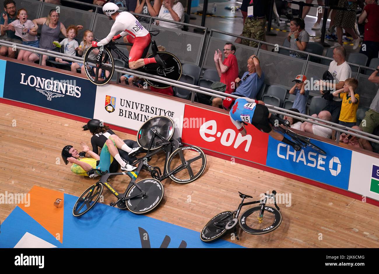 Allgemeiner Blick auf einen Crash in der Qualifying-Runde des Männer ...