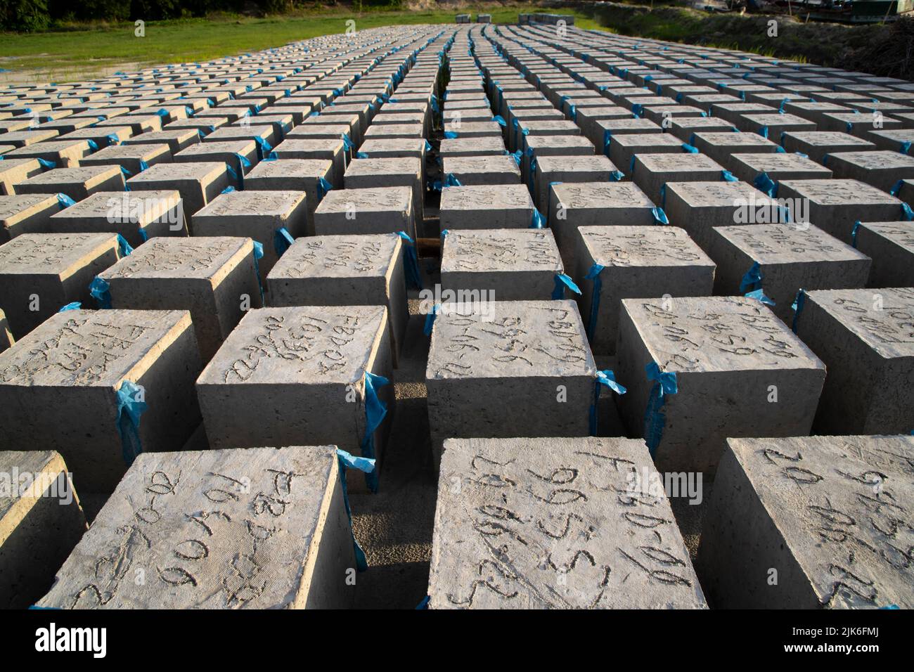 Concrete cube -Fotos und -Bildmaterial in hoher Auflösung – Alamy