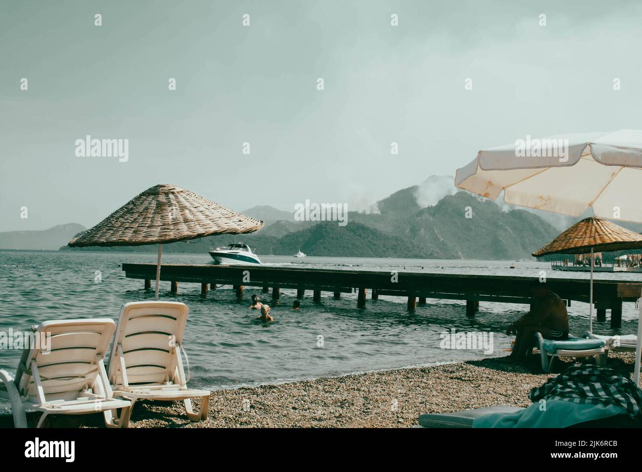 Berge am strand -Fotos und -Bildmaterial in hoher Auflösung – Alamy