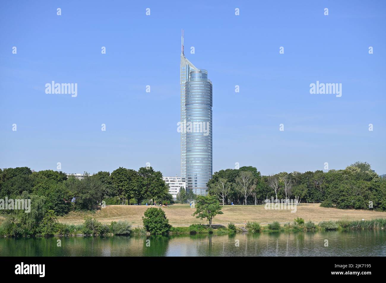 Handelskai jahrtausendturm -Fotos und -Bildmaterial in hoher Auflösung ...