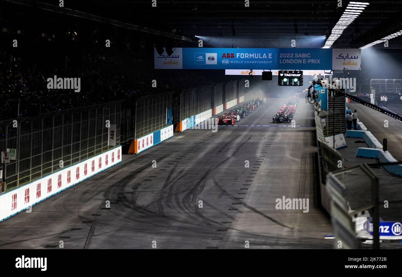 Jake Dennis (links) beim Start des Rennens beim SABIC London E-Prix ...