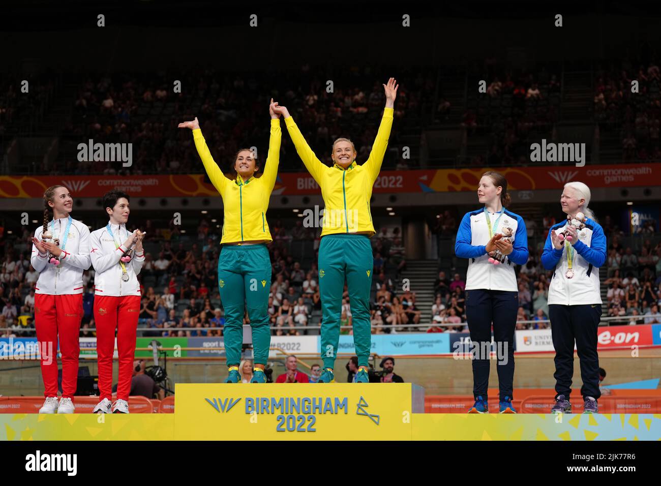 Englands Sophie Unwin und Georgia holt mit ihren Silbermedaillen (links ...