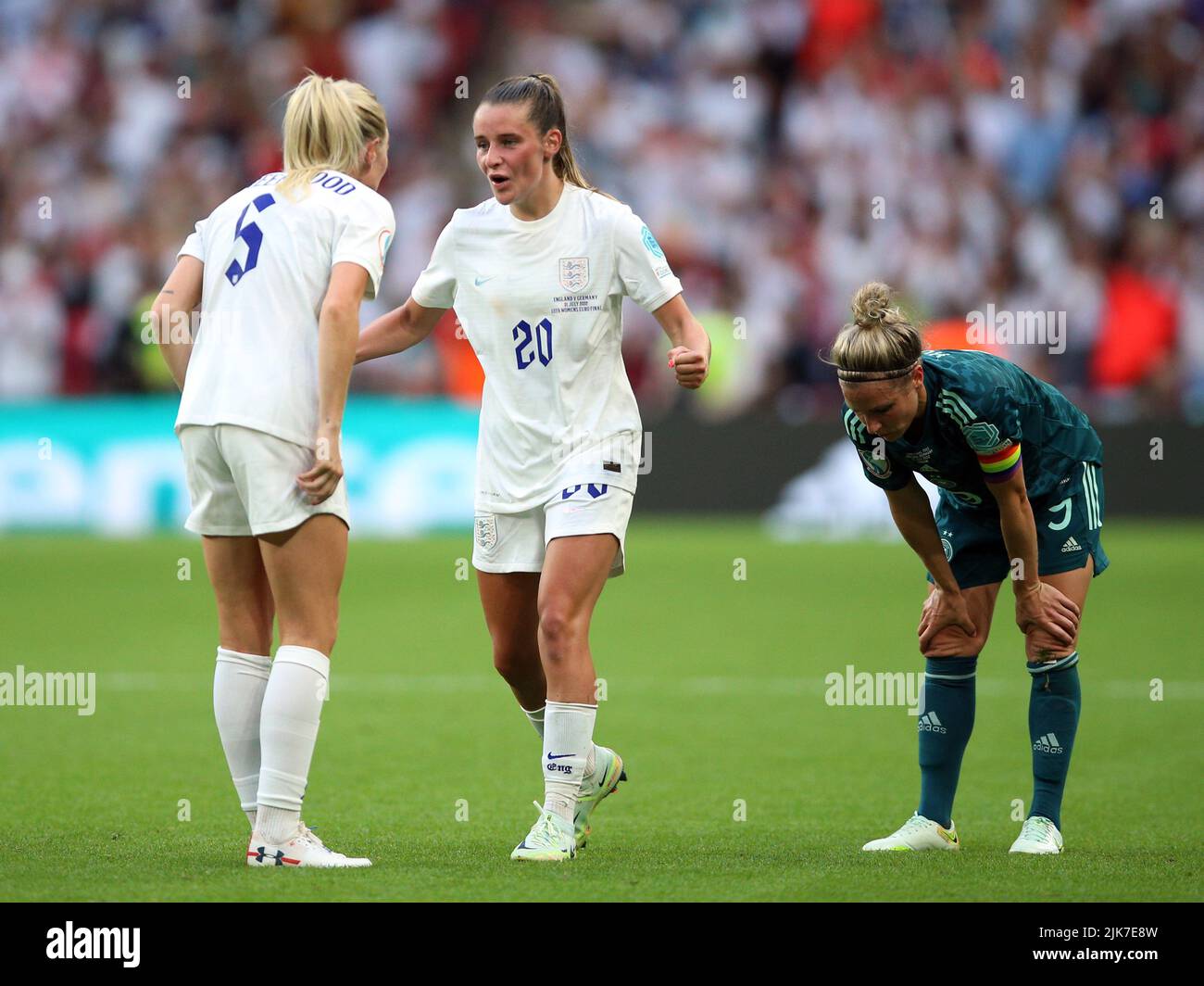 Die Engländerin Alex Greenwood (links) und Ella Toone feiern nach dem ...