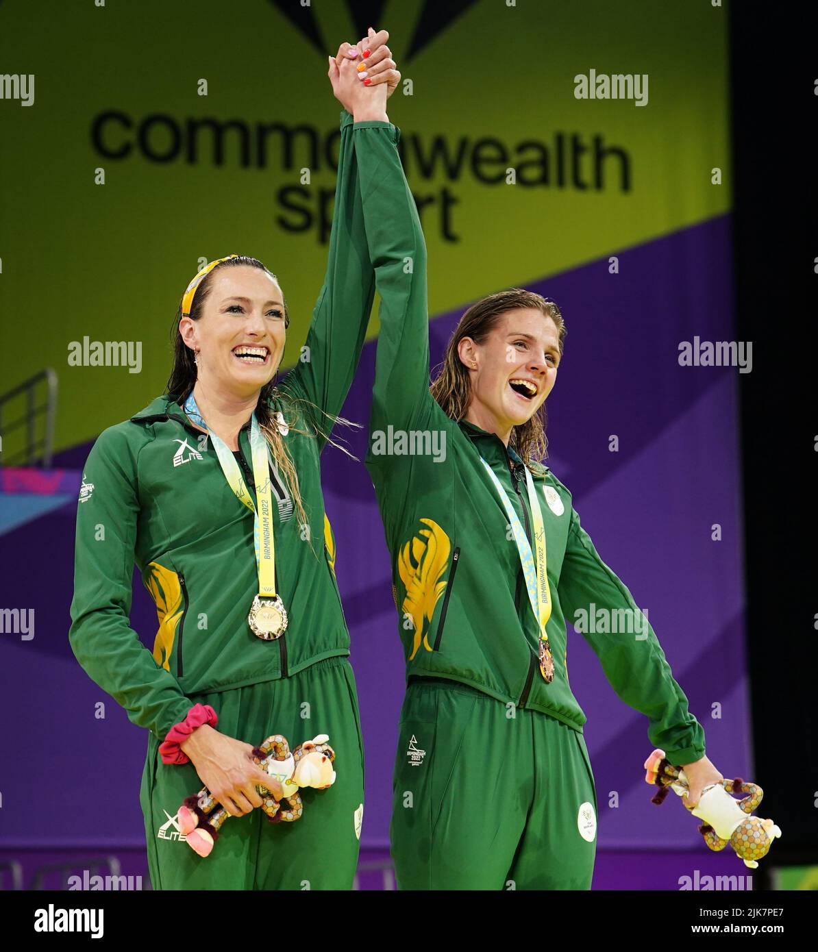 Die Südafrikanerin Kaylene Corbett mit ihrer Bronzemedaille (rechts ...