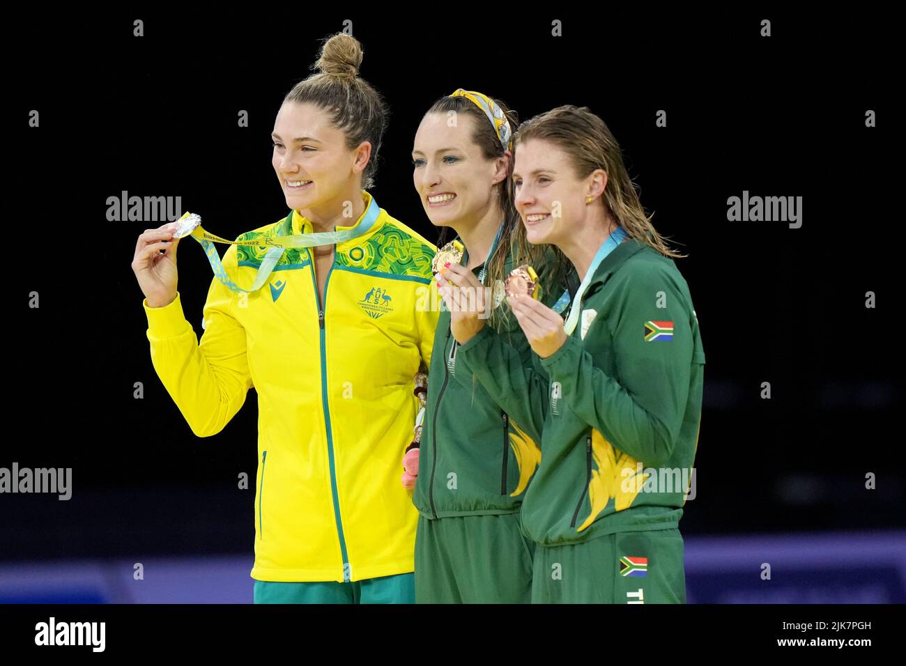 Die Südafrikanerin Kaylene Corbett mit ihrer Bronzemedaille (rechts ...