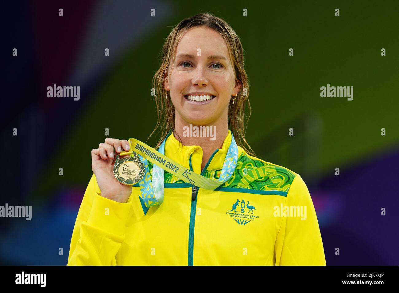 Die australische Emma McKeon mit ihrer Goldmedaille nach dem Freestyle ...