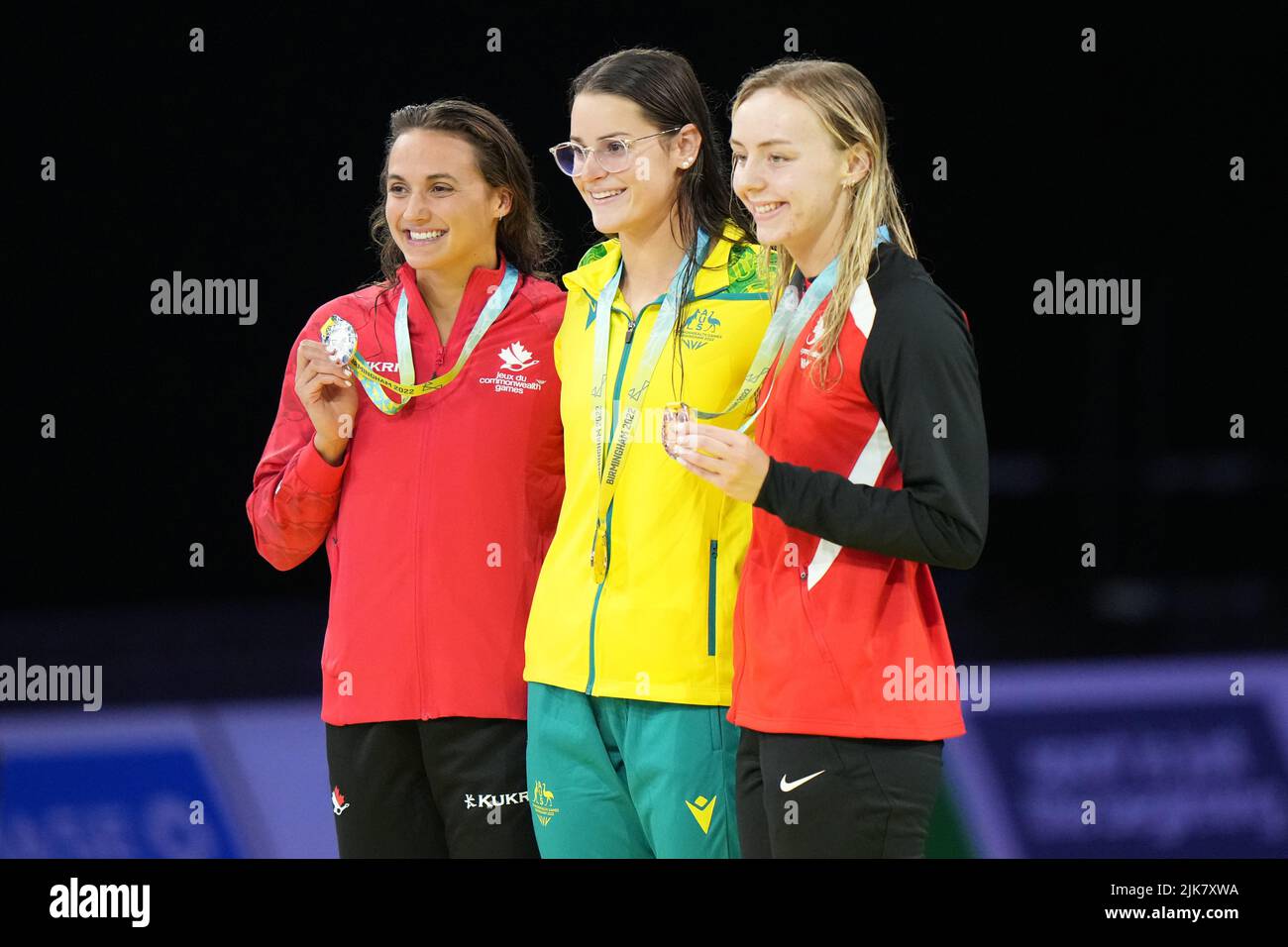 Wales’ Medi Harris mit ihrer Bronzemedaille (rechts), Kanadas Kylie ...