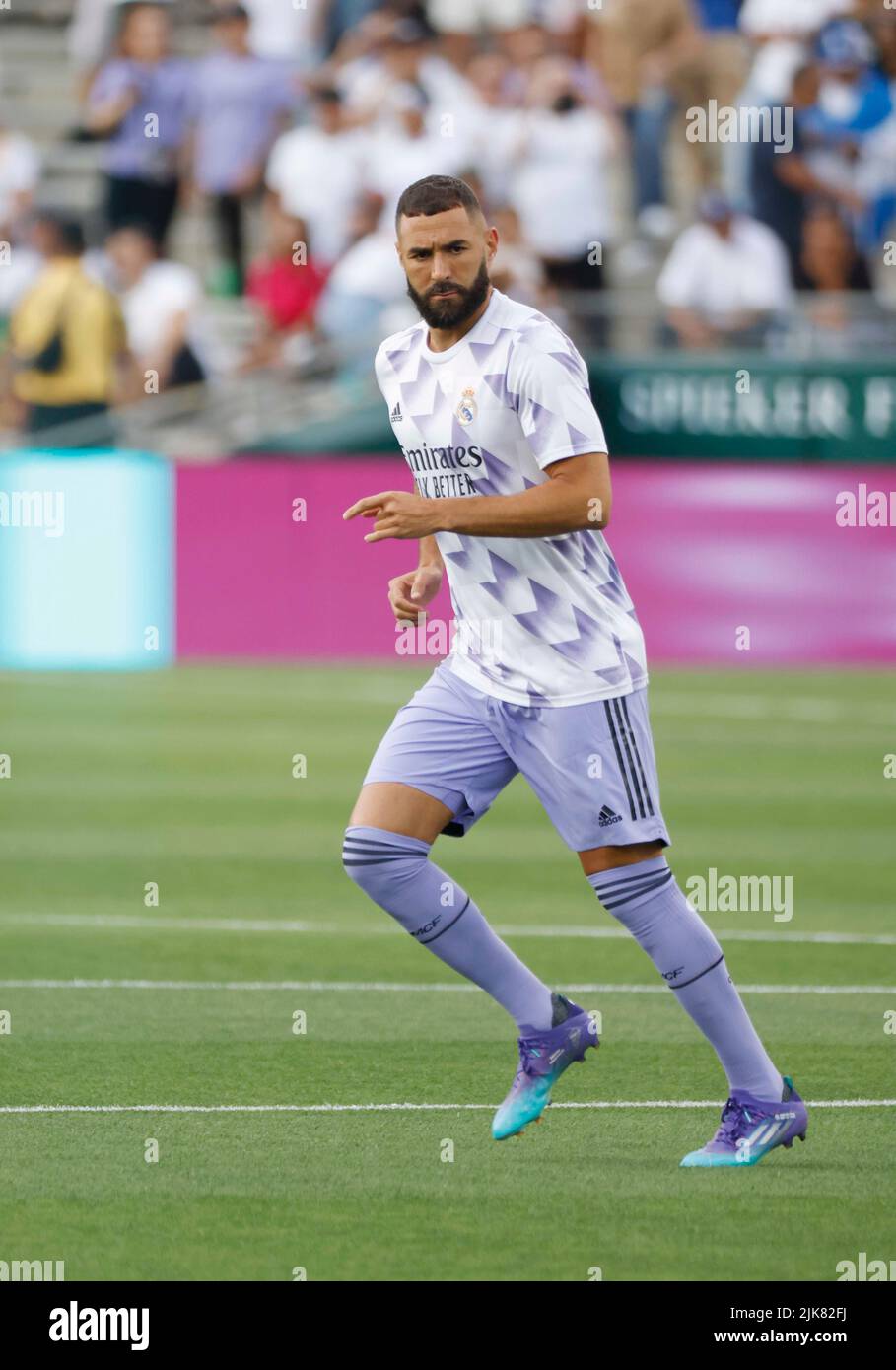 30. Juli 2022 Real Madrid-Stürmer Karim Benzema wärmt sich vor dem ...