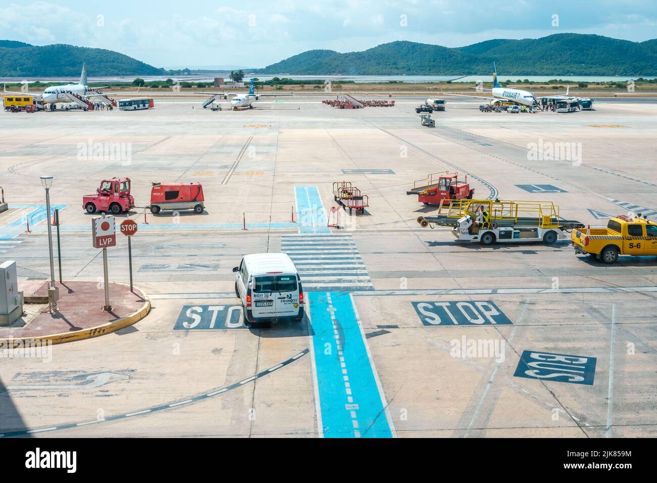 Ibiza, spanien - 25. Juli 2022: Geschäftiges Treiben auf den Start- und ...