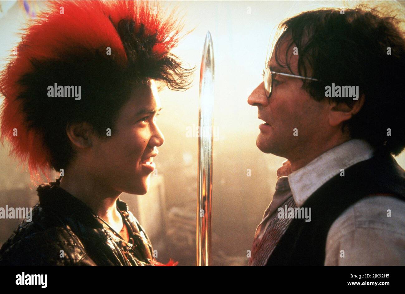 Dante Basco Robin Williams Film Hook USA 1991 Charaktere Rufio Peter Banning Regie Steven Spielberg 08. Dezember 1991 WARNUNG Dieses Foto ist nur fur redaktionelle Verwendung bestimmt und unterliegt d...