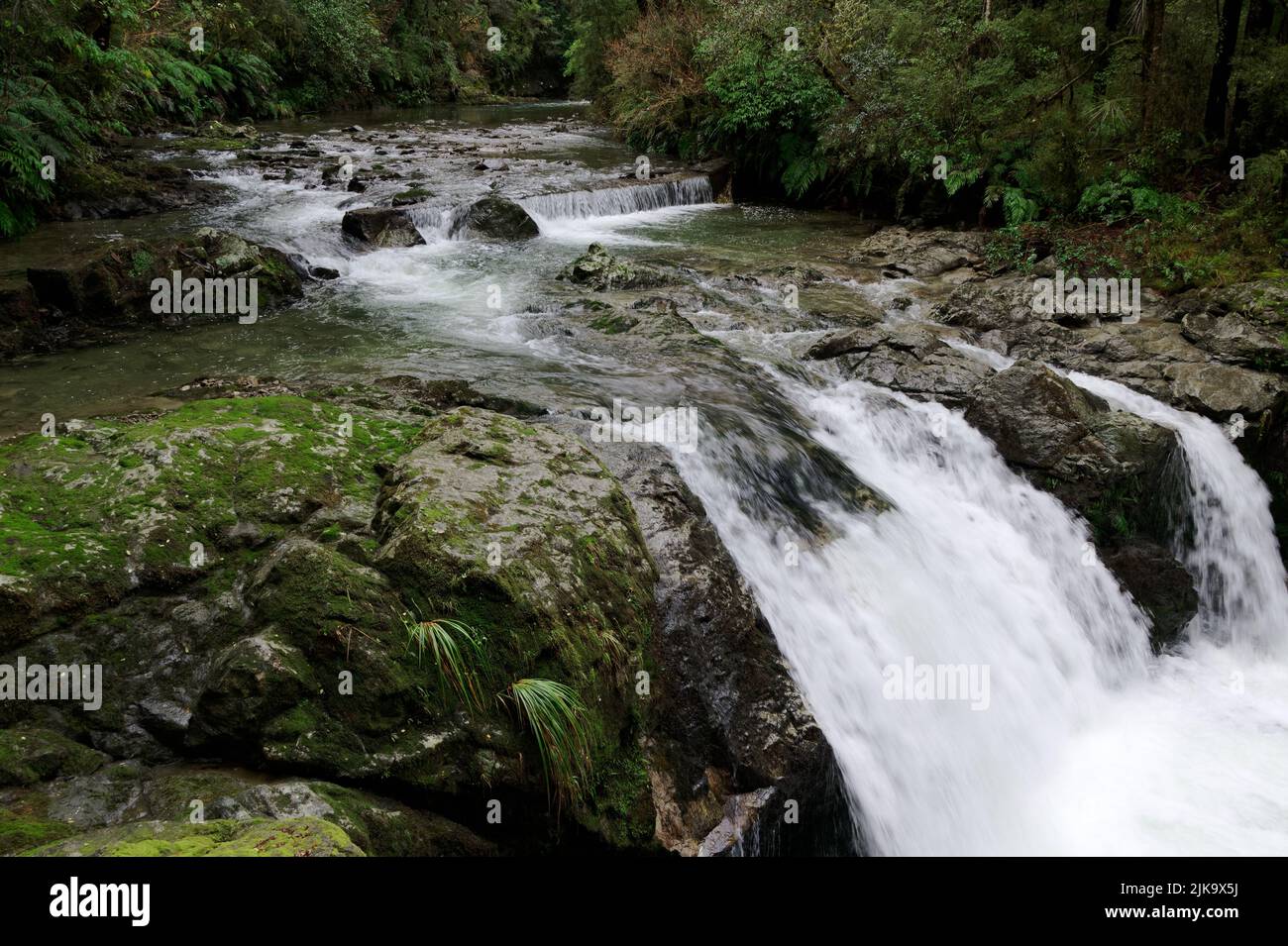 Das Wasser fließt schnell durch das alte Wehr, was einen Teil des ...