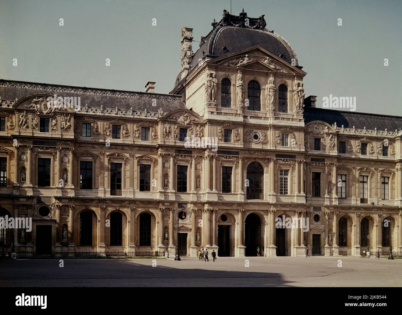 Museo del louvre exterieur -Fotos und -Bildmaterial in hoher Auflösung ...