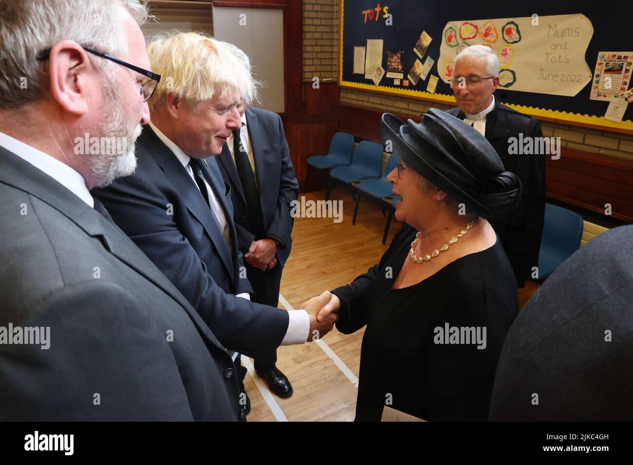(Von links nach rechts) UUP-Führer Doug Beattie, Premierminister Boris ...