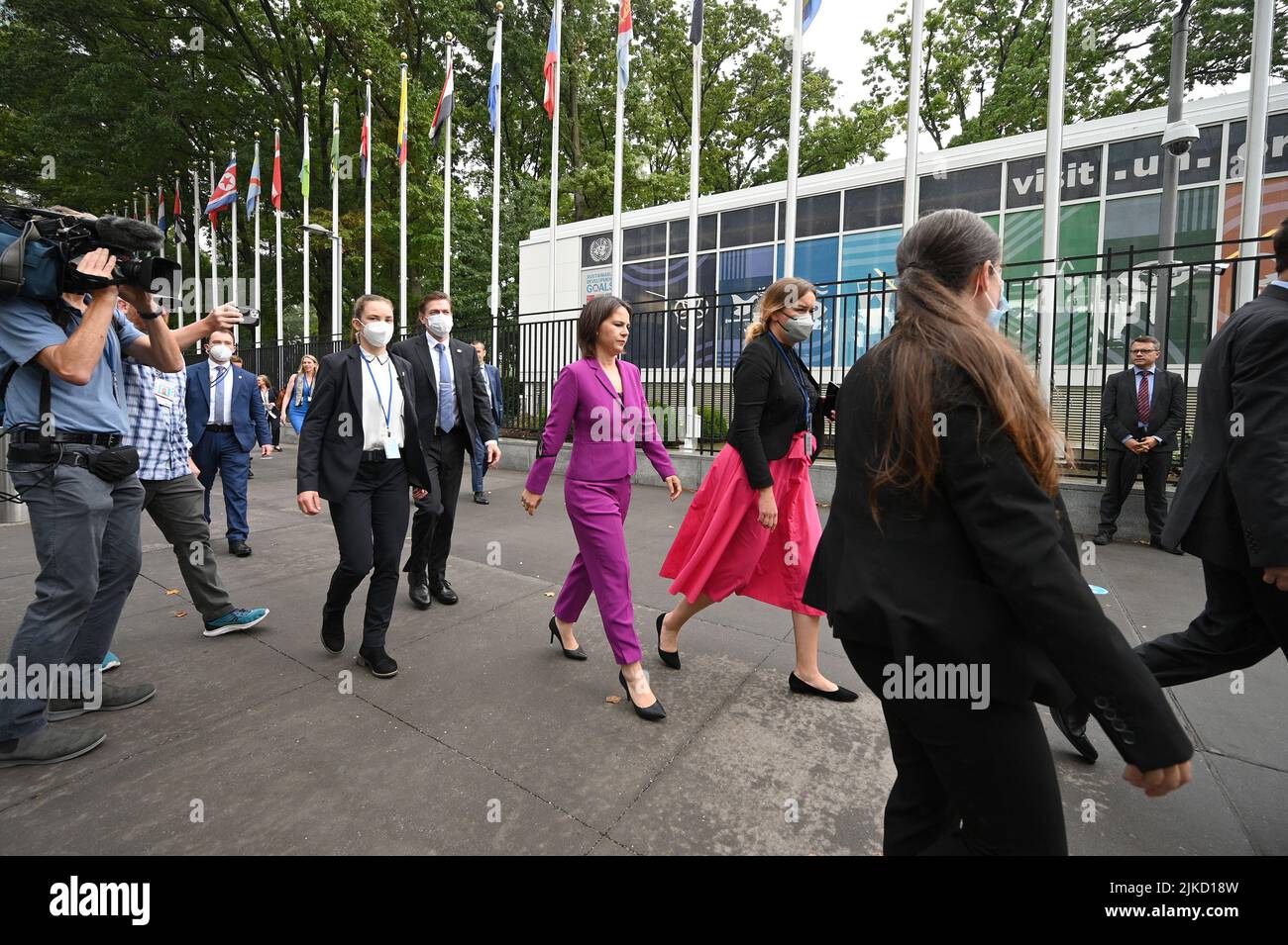 Annalena Baerbock (lila), deutsche Außenministerin, trifft am 1. August 2022 zu einer ...