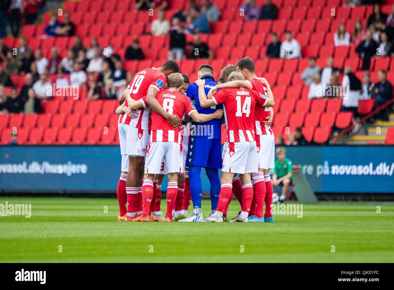 Aalborg, Dänemark. 31., Juli 2022. Die Spieler der AAB sahen sich vor ...