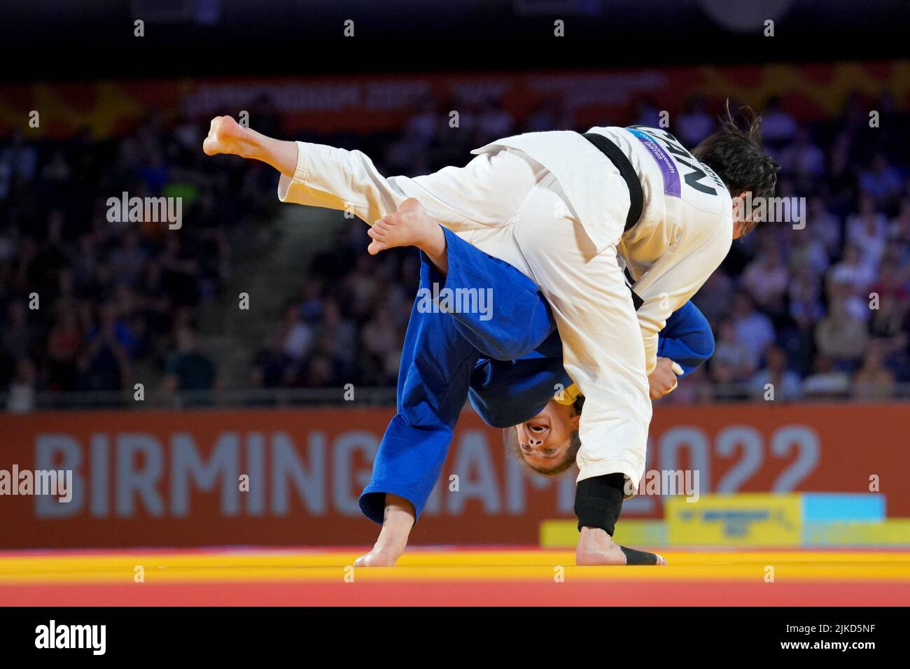 Die Australier Tinka Easton (blau) und die Kanadaerin Kelly Deguchi in ...