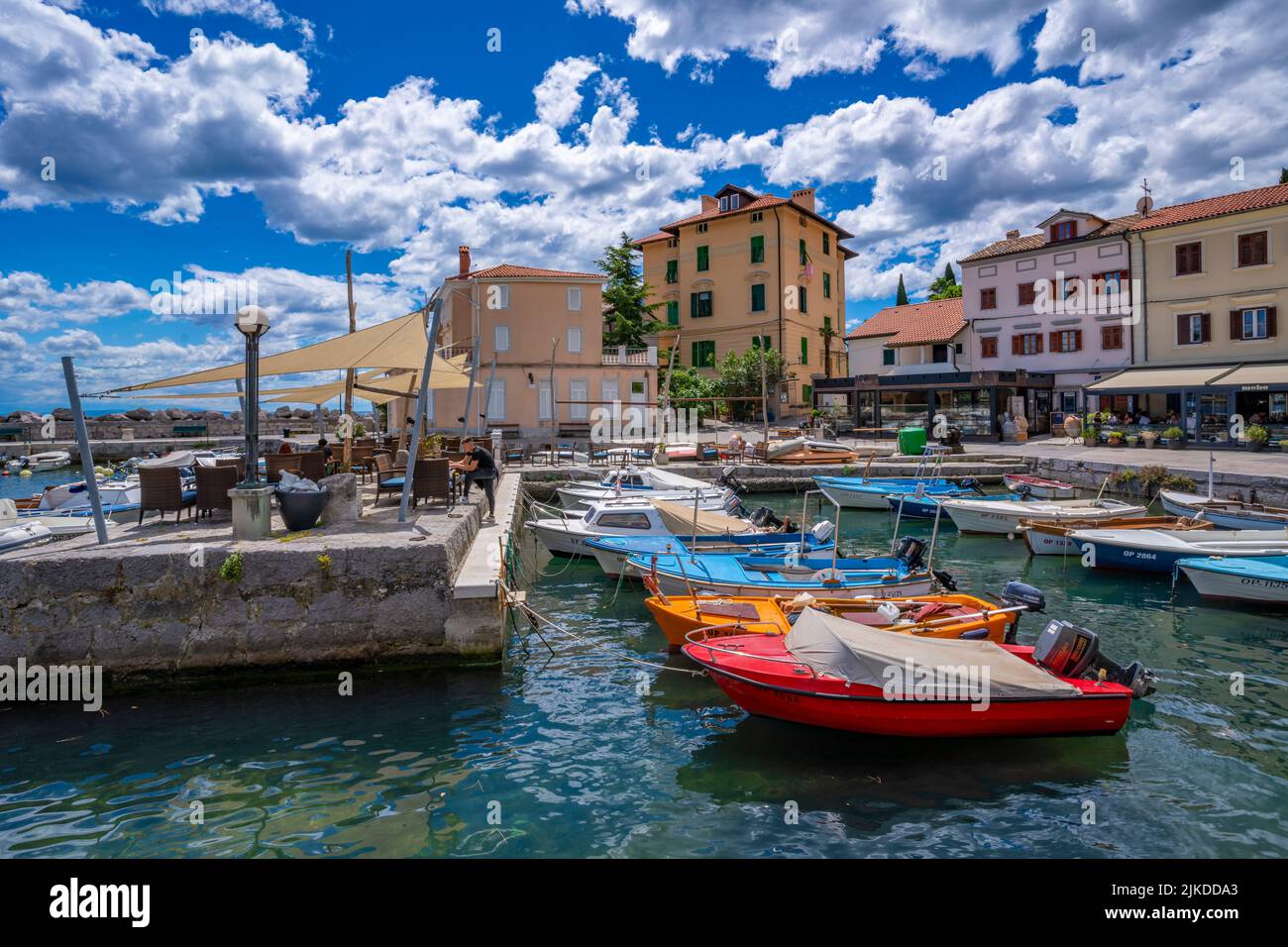 Blick auf Restaurants und Cafés mit Blick auf den Yachthafen von ...